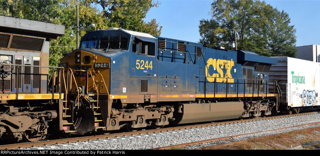 CSX 5244 ES40DC trails CSX 359 AC44CW with Q042 north through Cartersville GA 3-44PM 10-29-2016